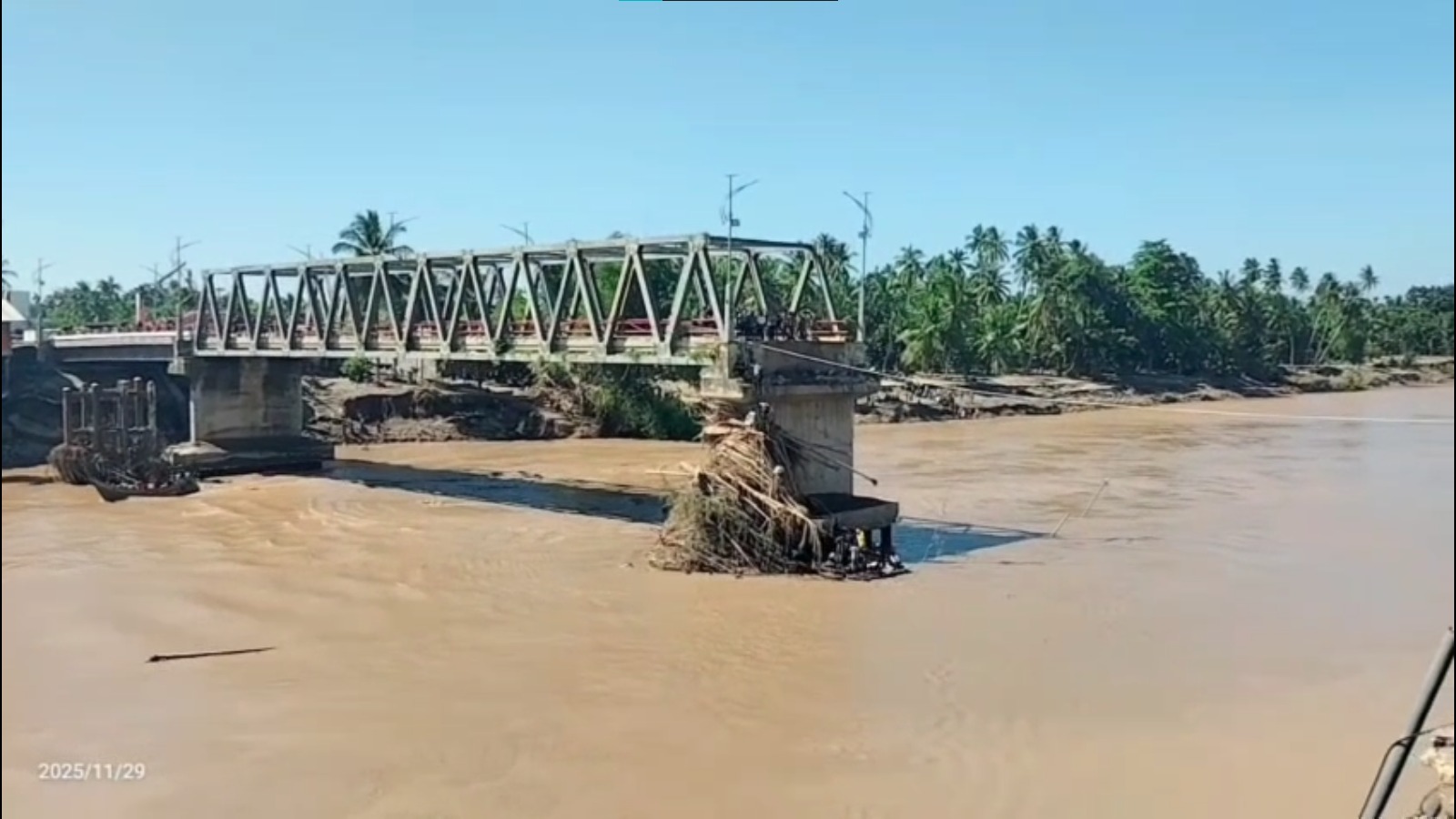 Warga Menyeberang Pakai Speed Boat Dan Rakit Di Jembatan Krueng ...